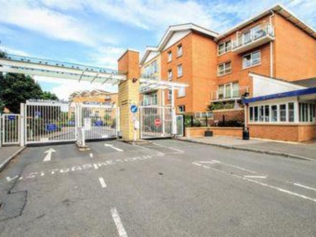 3 Bedrooms Flat for rent in Barcelona House, Centurf Wharf, Cardiff Bay CF10