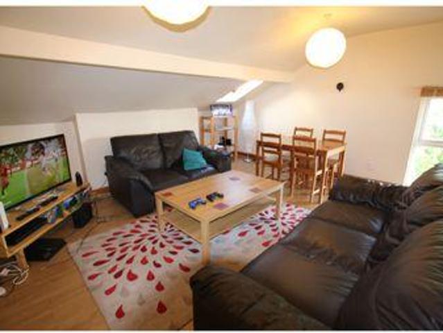 3 Bedrooms Flat for rent in Belle Vue Road, Hyde Park, Leeds LS3