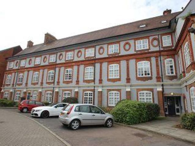 3 Bedrooms Flat for rent in Bennett Crescent, Cowley, Oxford OX4