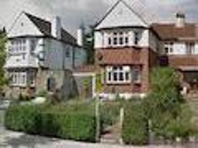 3 Bedrooms Flat for rent in Birchen Grove, Wembley NW9