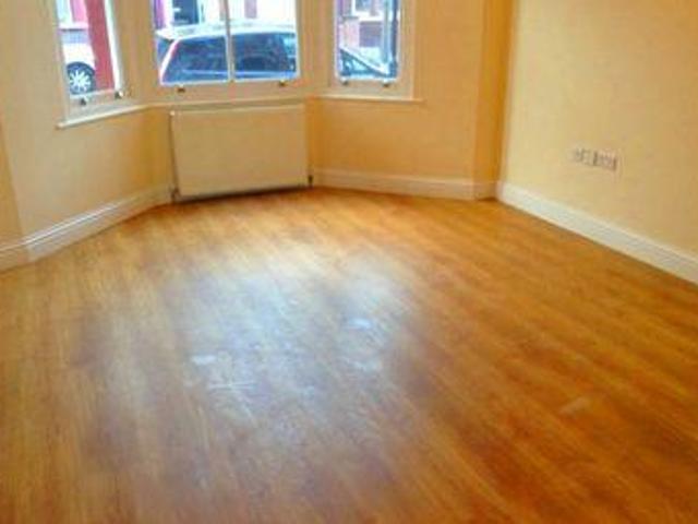 3 Bedrooms Flat for rent in Birnam Road, Finsbury Park N4