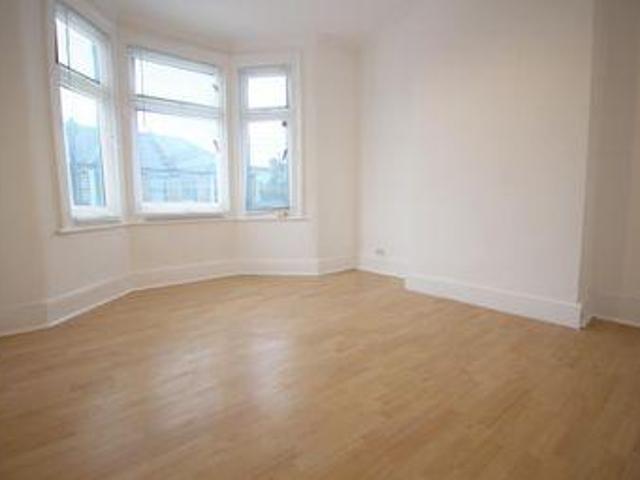 3 Bedrooms Flat for rent in Brunswick Road, London, Greater London E10