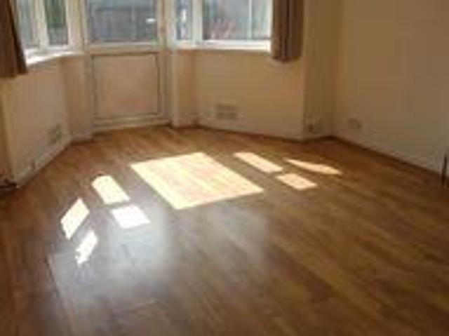 3 Bedrooms Flat for rent in Brettenham Road, Walthamtsow E17