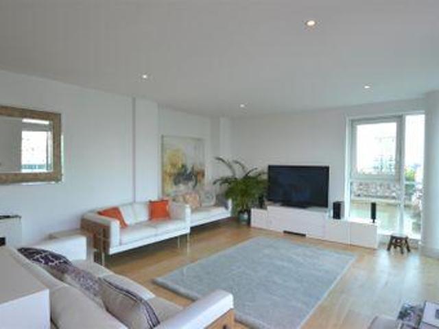3 Bedrooms Flat for rent in Bridge House, St. George Wharf, Vauxhall SW8