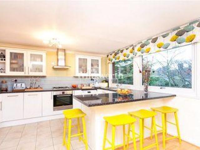 3 Bedrooms Flat for rent in Britten Close, London NW11