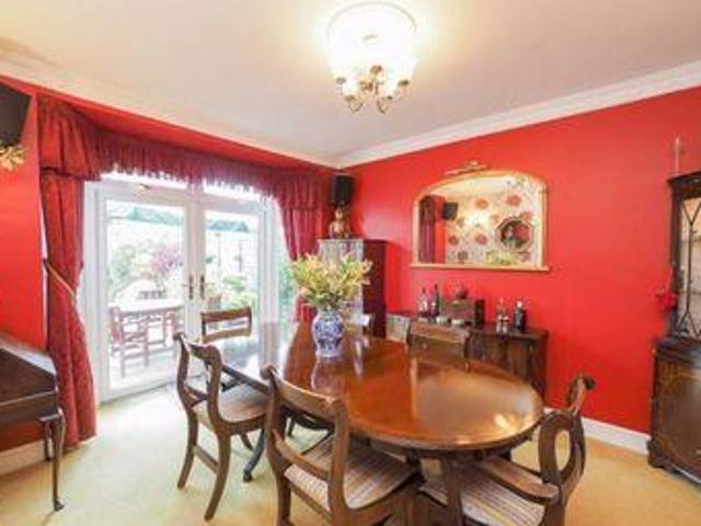 3 Bedrooms Flat for rent in Brocks Drive, Sutton SM3