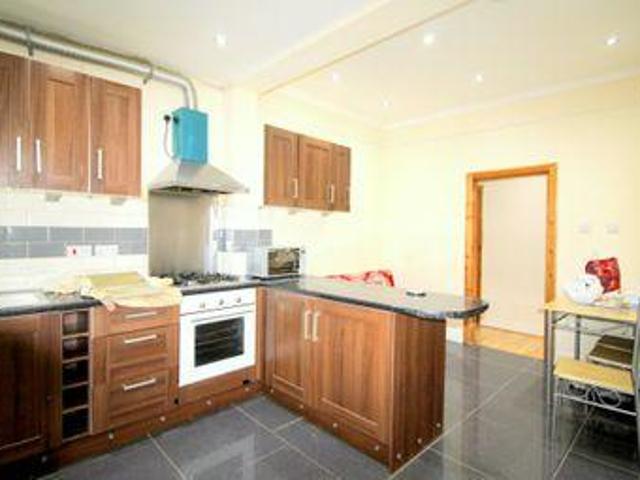 3 Bedrooms Flat for rent in Browning Road, Manor Park, London E12