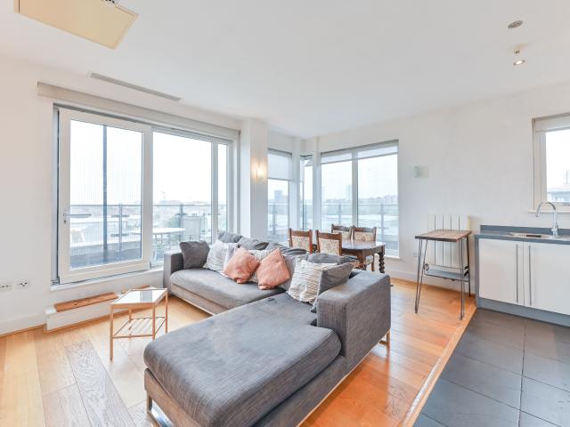 3 Bedrooms Flat for Rent in Building 22 | Foxtons