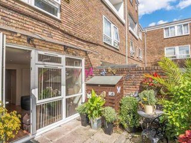3 Bedrooms Flat for rent in Gough Walk, London E14