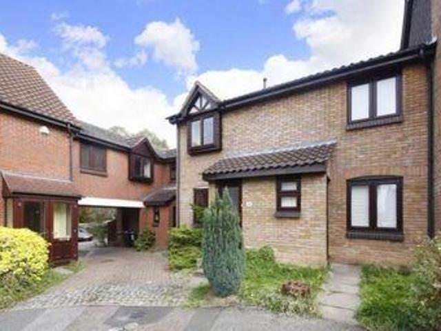 3 Bedrooms Flat for rent in Gables Close, Lee, London SE12