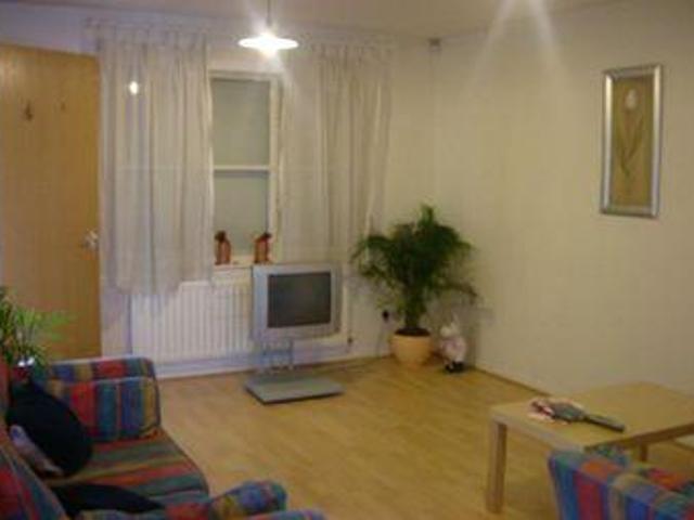 3 Bedrooms Flat for rent in Gardeners Court, Leeds, West Yorkshire LS10