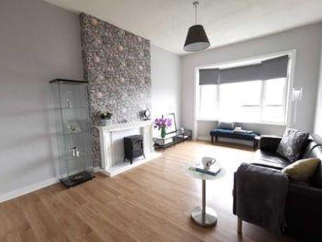 3 Bedrooms Flat for rent in Gladsmuir Road, Hillington, Glasgow G52