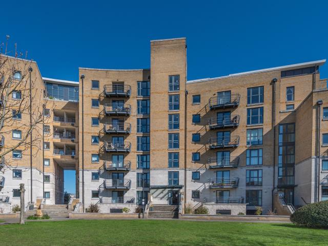 3 Bedrooms Flat for Rent in Glaisher Street | Foxtons