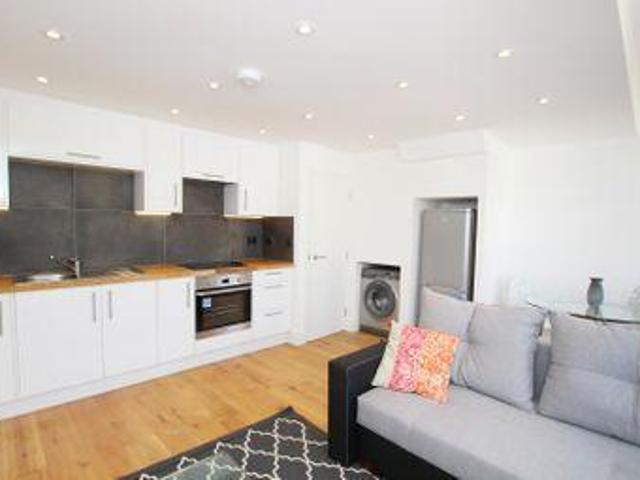 3 Bedrooms Flat for rent in Glenwood Road, London SE6