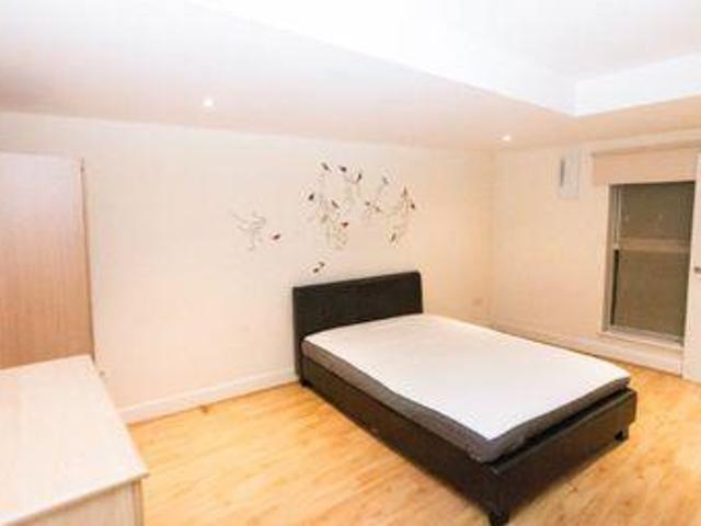 3 Bedrooms Flat for rent in Globe House, Kilburn NW6
