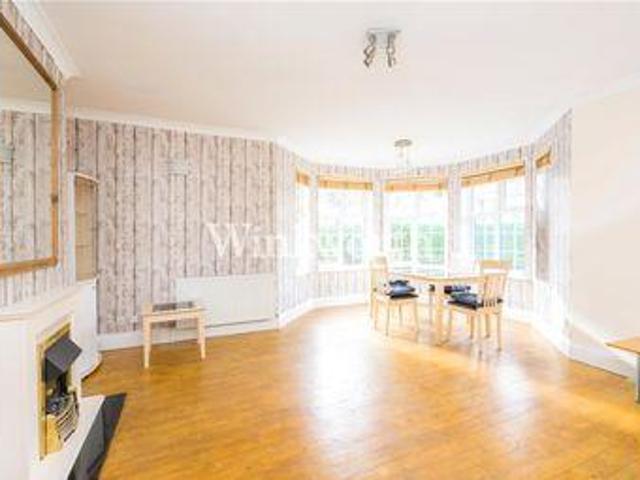 3 Bedrooms Flat for rent in Gloucester Court, Golders Green Road, London NW11