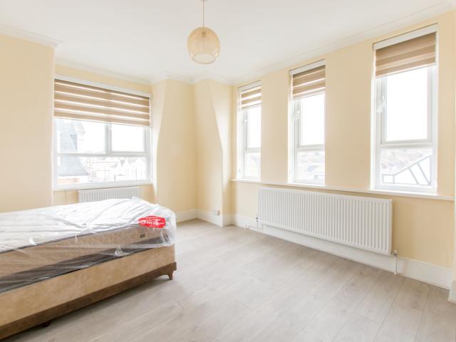 3 Bedrooms Flat for Rent in Grand Parade | Foxtons