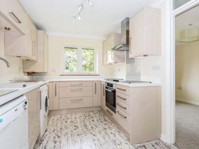 3 Bedrooms Flat for rent in Great Austins, Farnham GU9