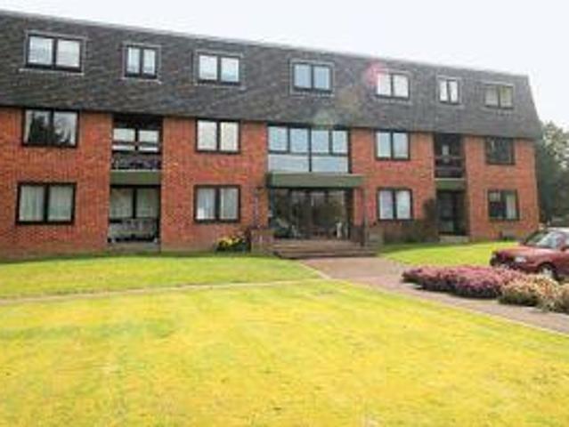 3 Bedrooms Flat for rent in Great Austins, Farnham GU9