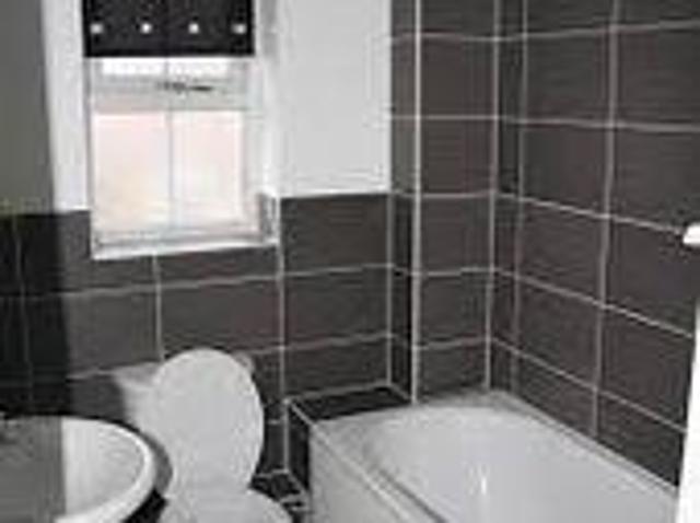 3 Bedrooms Flat for rent in Green Lane, Dagenham RM8