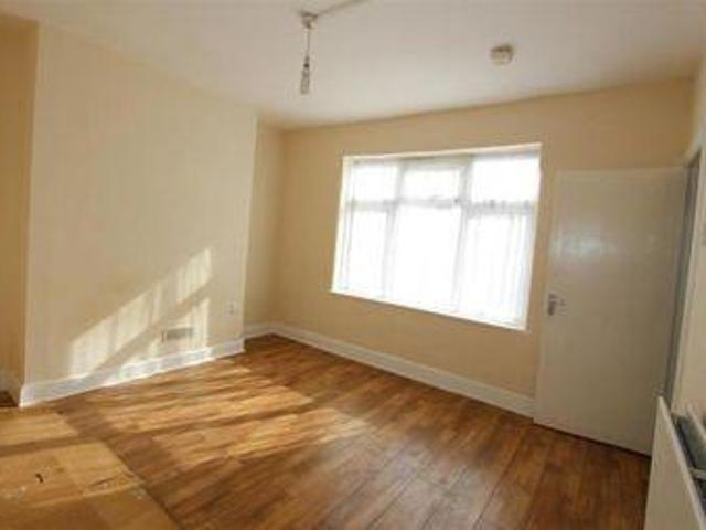 3 Bedrooms Flat for rent in Green Lanes, Palmers Green N13