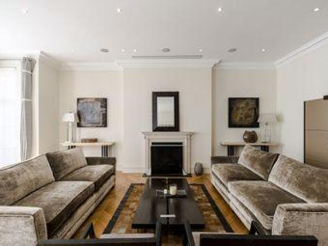 3 Bedrooms Flat for rent in Green Street, London W1K