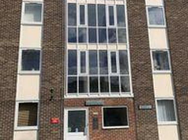 3 Bedrooms Flat for rent in Greenlaw Court, Mount Park Road, London W5