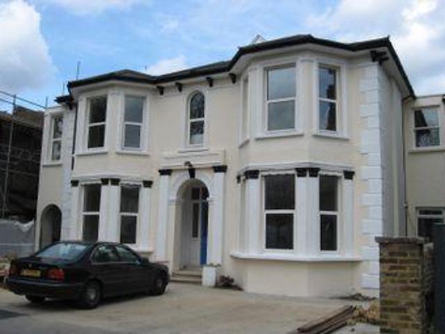 3 Bedrooms Flat for rent in Grove Crescent, Kingston Upon Thames KT1