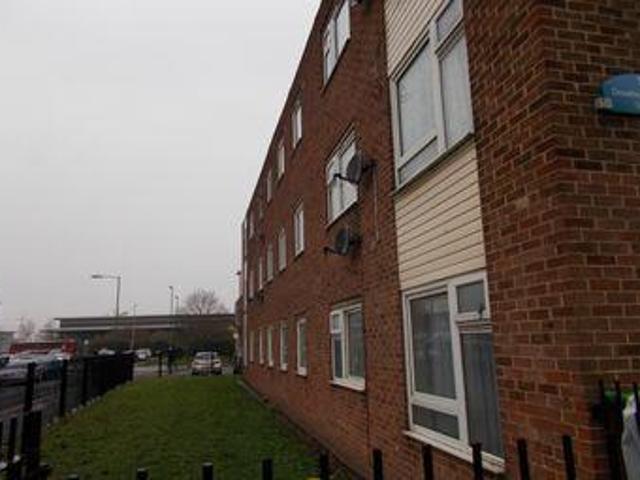 3 Bedrooms Flat for rent in Dovehouse Mead, London IG11