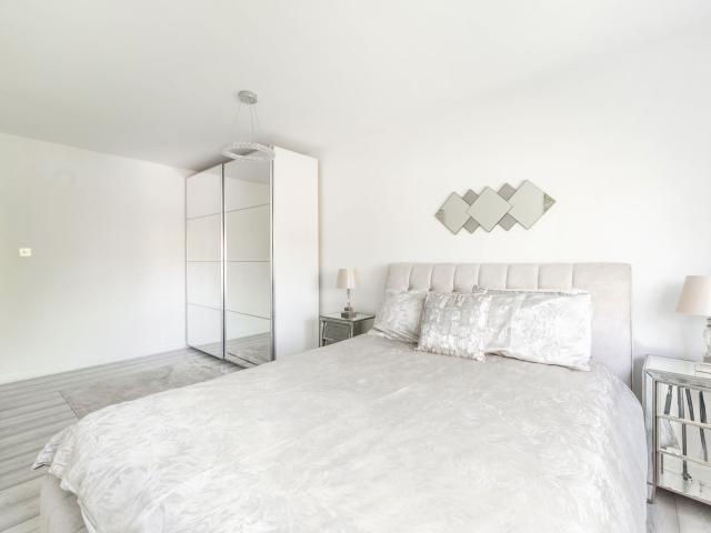 3 Bedrooms Flat for Rent in Devonshire Road | Foxtons
