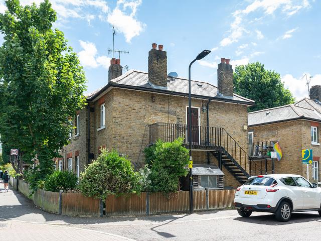 3 Bedrooms Flat for Rent in Denmark Road | Foxtons