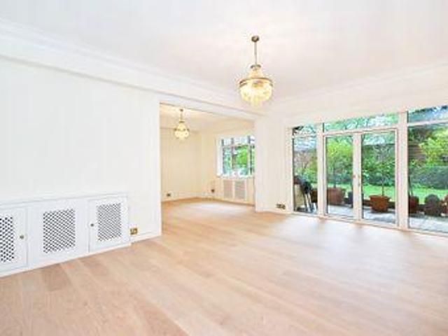 3 Bedrooms Flat for rent in Ennismore Gardens, London SW7