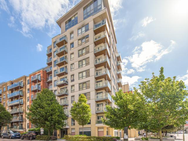 3 Bedrooms Flat for Rent in East Drive | Foxtons