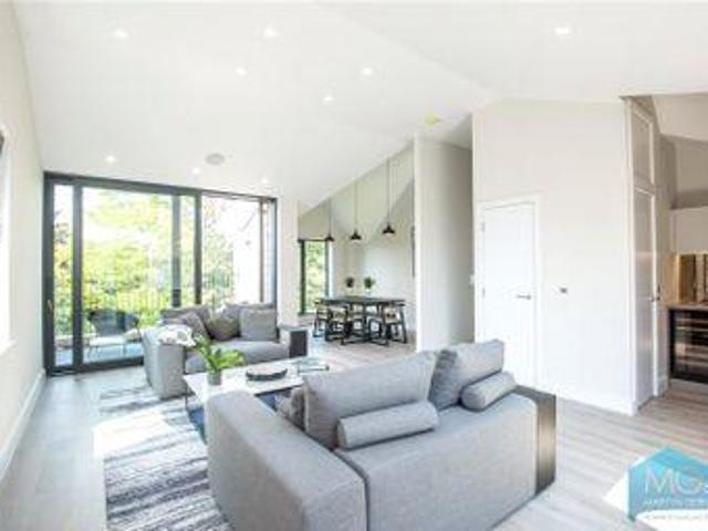 3 Bedrooms Flat for rent in Eastern Road, London N2