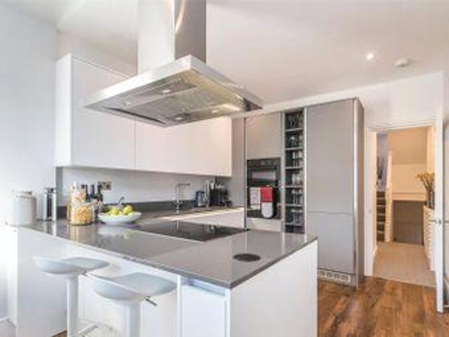 3 Bedrooms Flat for rent in Elbe Street, London SW6