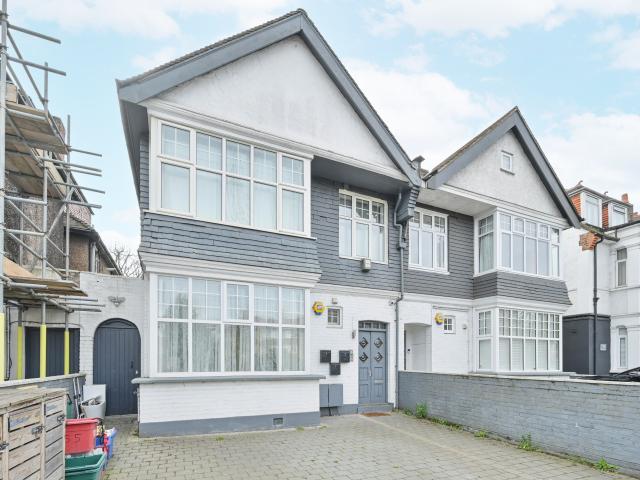 3 Bedrooms Flat for Rent in Ellesmere Road | Foxtons