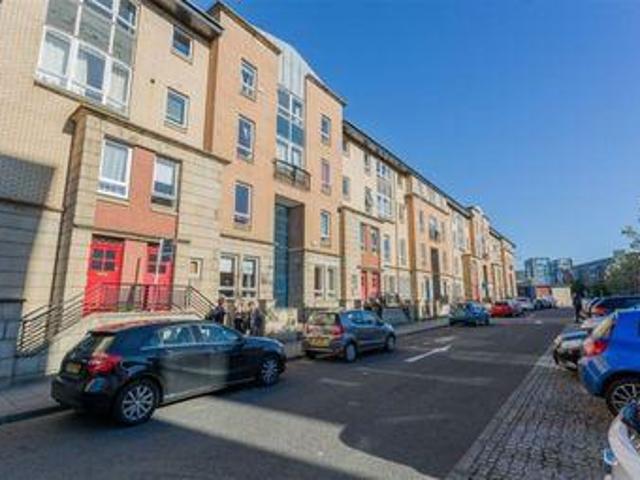3 Bedrooms Flat for rent in Errol Gardens, Glasgow G5