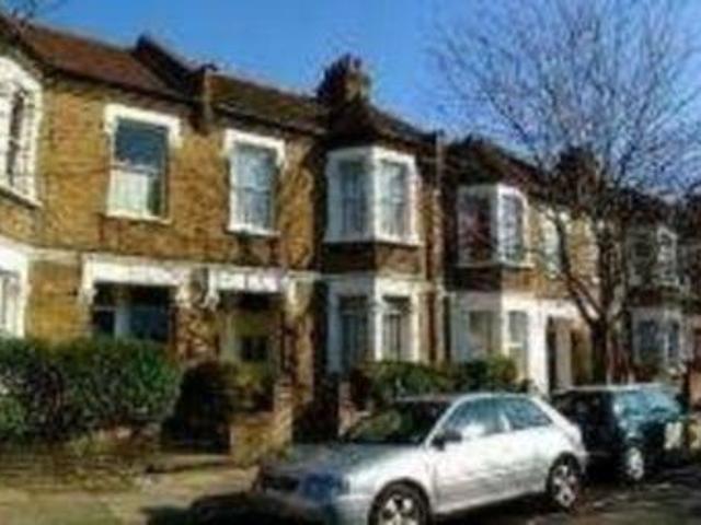 3 Bedrooms Flat for rent in Eynham Road, North Kensington, White City London W12