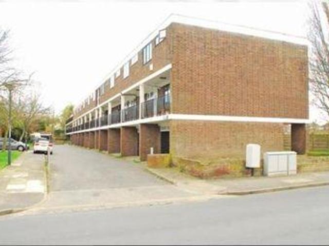 3 Bedrooms Flat for rent in Farjeon Road, London SE3