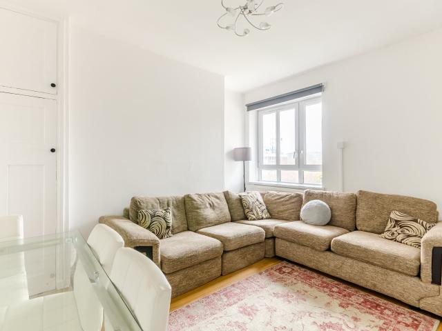 3 Bedrooms Flat for Rent in Field Road | Foxtons