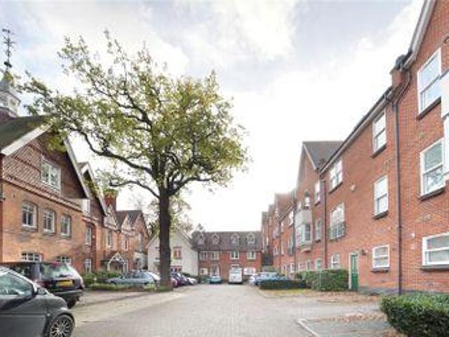 3 Bedrooms Flat for rent in Fishers Close, Garrad’S Road, Streatham, London SW16