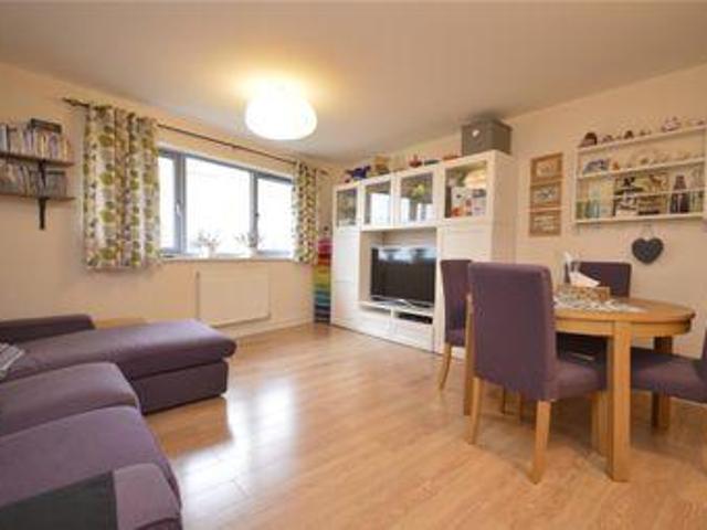 3 Bedrooms Flat for rent in Flat Temple Court, Barton Road, Bristol BS2