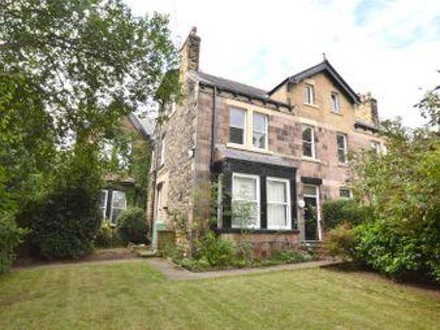 3 Bedrooms Flat for rent in Flat D, Old Park Road, Leeds, West Yorkshire LS8