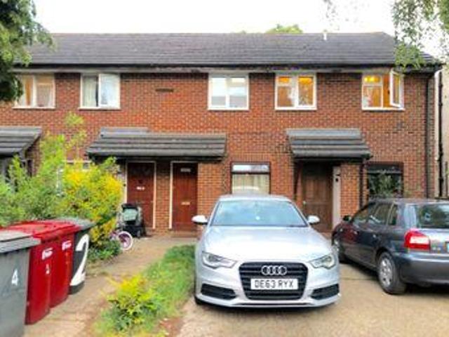 3 Bedrooms Flat for rent in Fleetwood Road, Slough SL2