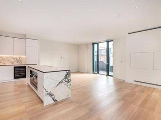 3 Bedrooms Flat for rent in Floral Street, Covent Garden WC2E