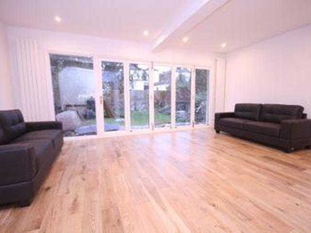 3 Bedrooms Flat for rent in Freegrove Road, Holloway N7