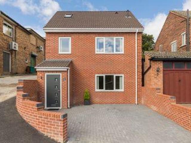 3 Bedrooms Flat for rent in Knab Rise, Caterknowle, Sheffield S7