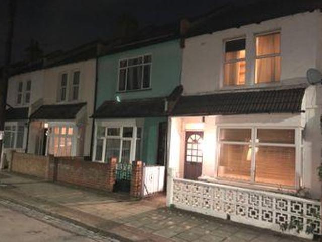 3 Bedrooms Flat for rent in Kenlor Road, London SW17