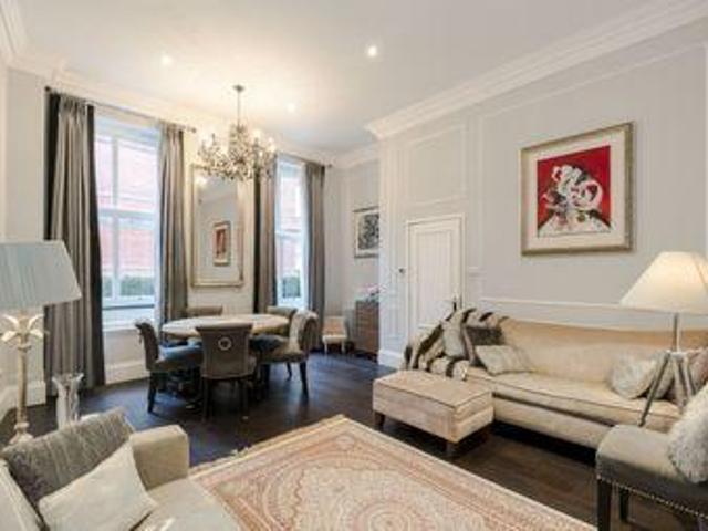 3 Bedrooms Flat for rent in Kensington Court, London W8