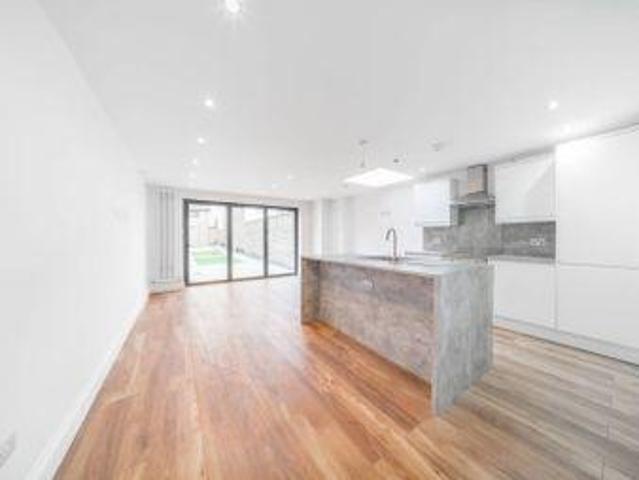 3 Bedrooms Flat for rent in Kingston Road, South Wimbledon, Wimbledon SW19